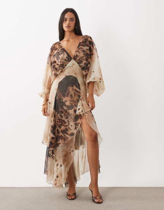 Asos robe maxi blousante &agrave; d&eacute;collet&eacute; plongeant avec ourlet &agrave; volants &agrave; imprim&eacute; animal flout&eacute;-Multi