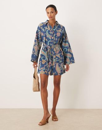 Never Fully Dressed Jeans-Hemdjacke mit G&uuml;rtel und blauem Paisley-Muster, Kombiteil