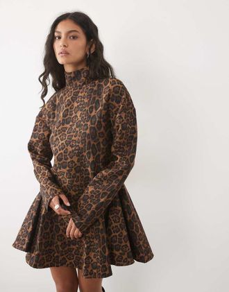 Asos robe courte structur&eacute;e &agrave; col chemin&eacute;e &agrave; godets imprim&eacute; l&eacute;opard-Multi