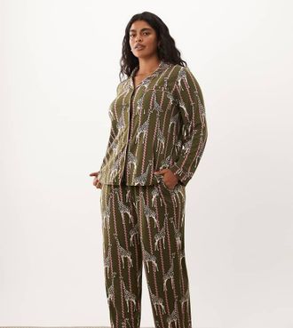 Chelsea Peers Curve superweiches Pyjama-Set mit Knopfleiste in Gr&uuml;n und Pink mit Giraffen-Print
