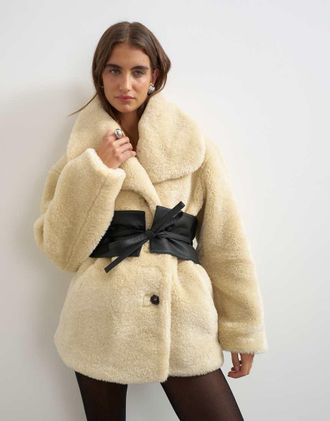 Topshop manteau en imitation peau de mouton avec ceinture en imitation cuir cr&egrave;me-Blanc