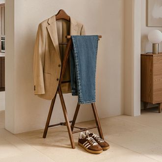 Konsimo klappbarer Herrendiener - Kleiderst&auml;nder aus Massivholz, f&uuml;r Jacken, Hosen, G&uuml;rtel und Krawatten, ideal f&uuml;r Schlafzimmer und Ankleideraum (braun, 47,5