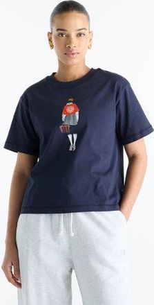 New Balance Damen Varsity Scholar Relaxed Hip T-Shirt in Blau, Baumwolle, Gr&ouml;&szlig;e 2XL
