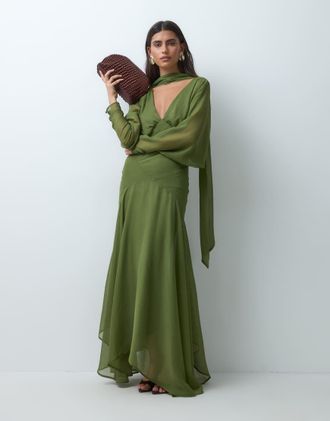 Asos Maxikleid mit Fledermaus&auml;rmeln, asymmetrischem weit schwingendem Rock und Schal in Olivgr&uuml;n
