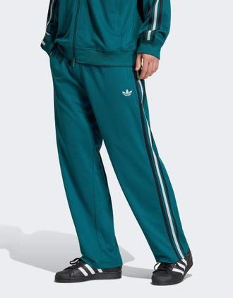 adidas Originals Adicolor SST lockere Mesh-Trainingshose in kr&auml;ftigem Gr&uuml;n