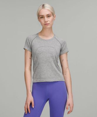 lululemon Swiftly Tech Kurzarmshirt 2.0 Taillenl&auml;nge f&uuml;r Frauen - Gr&ouml;&szlig;e 12 in Slate/White