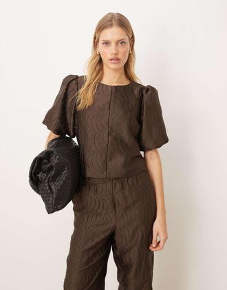 Vero Moda Top densemble textur&eacute; de qualit&eacute; sup&eacute;rieure &agrave; manches bouffantes - Marron chocolat-Brown