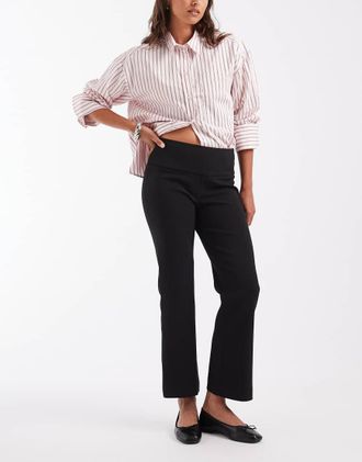 & Other Stories pantalon kickflare en m&eacute;lange de laine avec taille &eacute;pur&eacute;e et lien &agrave; la taille en noir