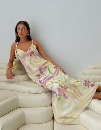Princess Polly Isakaia - Robe longue en satin avec bretelles fines et fleurs orn&eacute;es de perles - Citron-Jaune