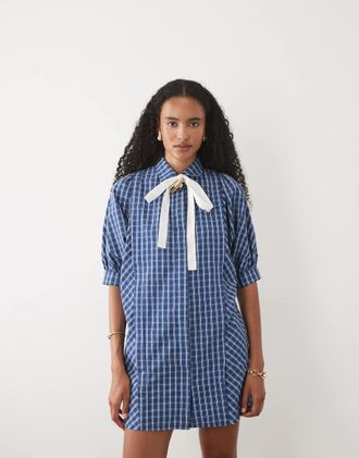 Sister Jane Sister Jane - Celeste - Robe courte &agrave; manches courtes et noeud exclusif - Bleu &agrave; carreaux
