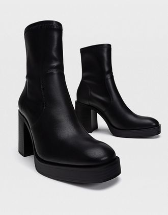 Stradivarius Sock-Boots in Schwarz mit Plateauabsatz