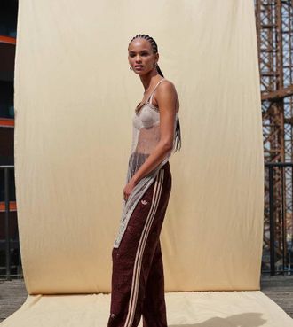 adidas Originals x ASOS - Pantalon de surv&ecirc;tement densemble en maille crochet&eacute;e - Marron