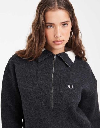 Fred Perry Strickpullover mit Kontrastdetails und halbem Rei&szlig;verschluss in Anthrazit-Meliert-Grau
