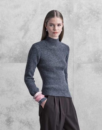 Pretty Lavish Hochgeschlossenes, asymmetrisches Strick-Oberteil in Grau, Kombiteil