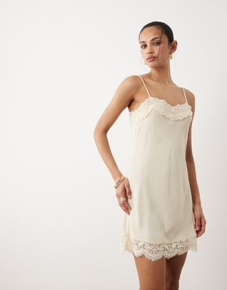 Cotton On Estelle - Asymmetrisches Mini-Tr&auml;gerkleid in Honig-Cremewei&szlig;