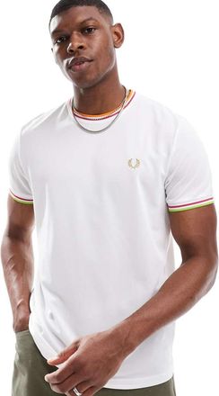 Fred Perry Tennis-T-Shirt aus Performance-Stoff in Weiß mit zwei Zierstreifen