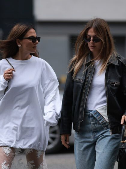 Les 8 meilleures marques de t-shirts pour femmes, à la fois tendance et de qualité