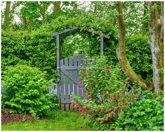 Wallario Poster - Gartentor ins Gr&uuml;ne in Premiumqualit&auml;t, Gr&ouml;&szlig;e: 40 x 50 cm