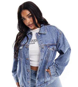 Asos Curve ASOS DESIGN Curve - Veste en jean oversize style ann&eacute;es 90 - Bleu moyen d&eacute;lav&eacute;