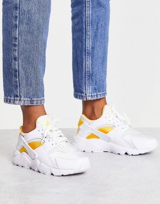 Nike Air Huarache - Sneaker in Wei&szlig; und University-Gold