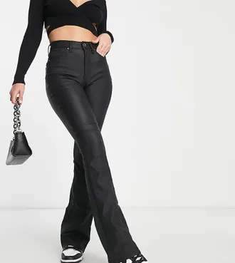 River Island Beschichtete Jeans in Schwarz mit ausgestelltem Bein und hohem Bund
