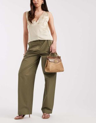 & Other Stories Hose aus Baumwolle in Khaki mit weitem Bein und Bundfalten-Gr&uuml;n