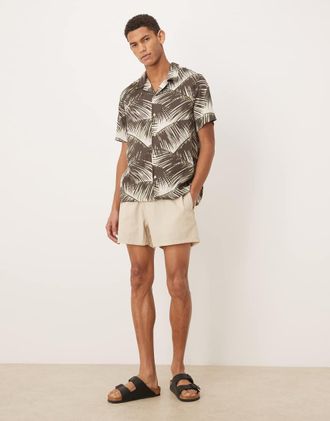 Calvin Klein Chemise d&eacute;contract&eacute;e boutonn&eacute;e &agrave; manches courtes et imprim&eacute; palmiers-Vert