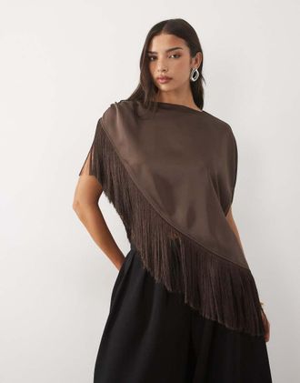 Pretty Lavish top en satin &agrave; encolure bateau asym&eacute;trique et d&eacute;tail franges, chocolat-Marron