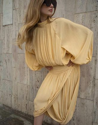 NA-KD robe midi drap&eacute;e &agrave; manches longues et dos nu en jaune clair