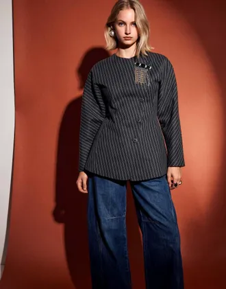 Aria Cove blazer asym&eacute;trique &agrave; d&eacute;tail portefeuille et manches cocon &agrave; rayures fines anthracite-Gris