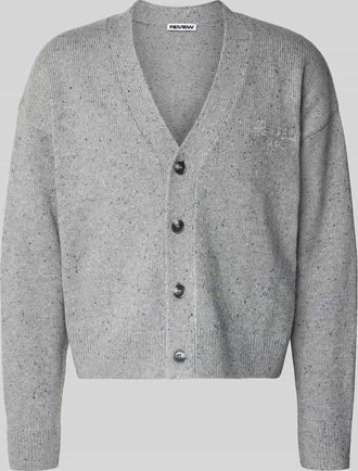 Review Strickjacke mit V-Ausschnitt und Label-Stitching