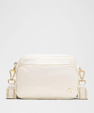 lululemon Everywhere Crossbody Bag 2L Metallic Wordmark in Light Ivory/Gold