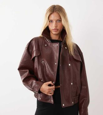 KAIIA exclusivit&eacute; bomber en imitation cuir &agrave; col chemin&eacute;e bordeaux-Rouge