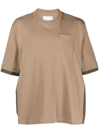 sacai T-Shirt in Colour-Block-Optik - Braun