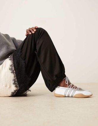 adidas Originals Taekwondo Mei - Baskets style ballerines avec semelle en gomme - Blanc et argent&eacute;