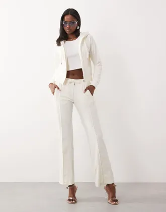 Juicy Couture Pantalon de jogging ample densemble en velours &agrave; taille basse et logo &agrave; strass - Cr&egrave;me-Blanc