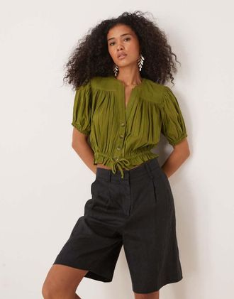 Free People Little Cloude - Elastische Cropped-Hemdbluse in Torfmoos-Gr&uuml;n