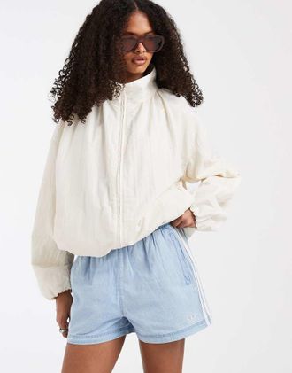 adidas Originals Jeansshorts in verwaschenem Hellblau