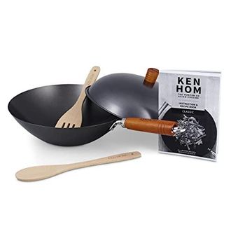 Ken Hom Carbonstahl Wokpfanne Set mit 31cm Pfanne mit Deckel 1x Pfannenwender aus Holz, 1x Holzlöffel, 1x Anleitungsheft mit Rezepten, Nicht-Induktion/Holzgri