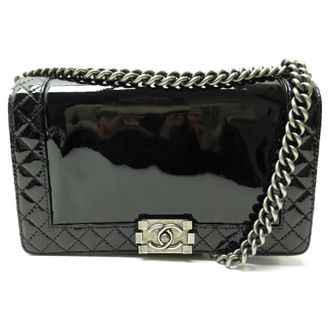 Chanel Crossbody Bags - CHANEL GRAND BOY HANDTASCHE AUS SCHWARZEM PATENTLE - Gr. unisize - in Schwarz - f&uuml;r Damen