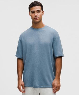lululemon BeCalm Kurzarmshirt im Relaxed Fit f&uuml;r M&auml;nner - Gr&ouml;&szlig;e 2XL in Heathered Steel Blue