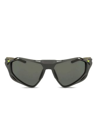 Nike lunettes de soleil &agrave; monture g&eacute;om&eacute;trique - Vert