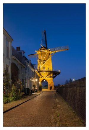 Wallario selbstklebendes Poster - Windm&uuml;hle bei Nacht, Aufkleber in Premiumqualit&auml;t, Klebefolie Gr&ouml;&szlig;e: 61 x 91,5 cm (Maxiposter)