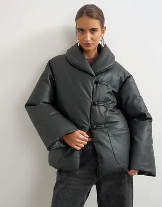 Topshop Pufferjacke aus Kunstleder mit Schal in Schwarz-Gr&uuml;n