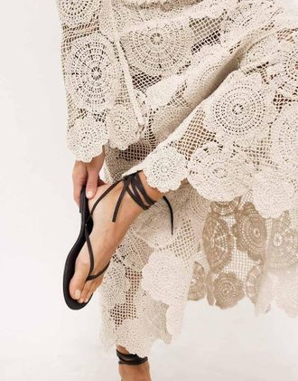 NA-KD Flache Sandalen in Braun mit Riemen