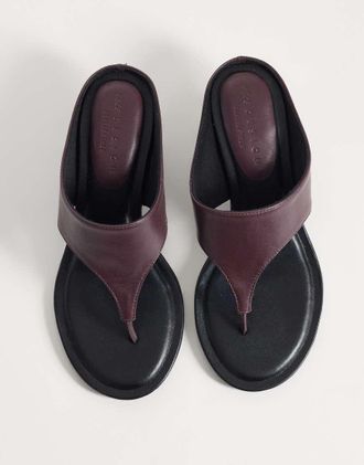 Asos Helix - Hochwertige Zehenstegsandalen aus Leder in Burgunderrot mit Absatz