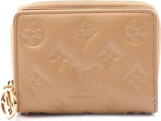 Louis Vuitton 2021-2025 kleines Monogram Lou Coussin Portemonnaie aus geprägtem Lammleder - Braun