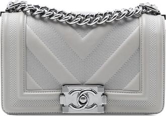 Chanel Hobo Bags - Small Chevron Stitched Calfskin Boy Flap - Gr. unisize - in Grau - f&uuml;r Damen