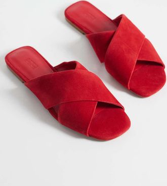 & Other Stories Sandales plates en cuir v&eacute;ritable &agrave; brides crois&eacute;es - Rouge