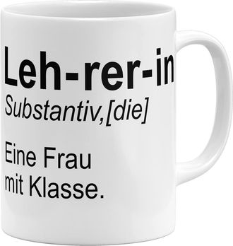 OM3 Eine Frau mit Klasse - Lehrerin Tasse mit Spruch - Lehrergeschenk - Keramik Becher - 11oz 325ml - Beidseitig Bedruckt - Weiss